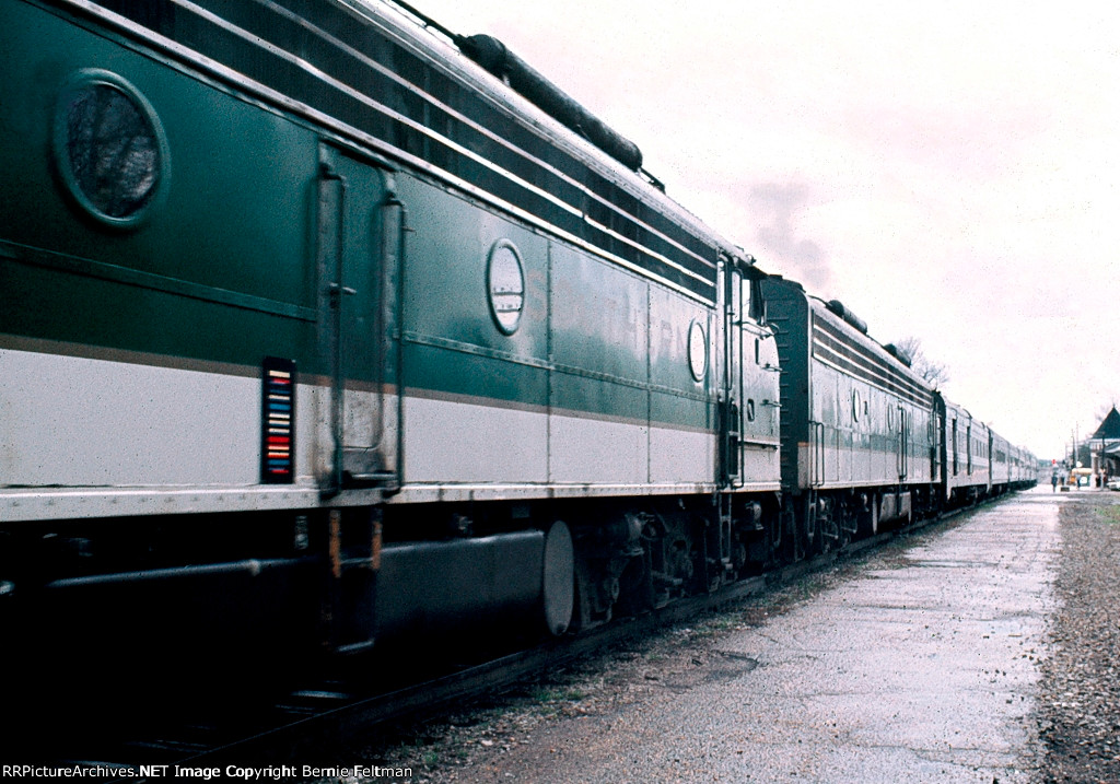 Southern Railway E8A #6915 in the consist of the Southern Crescent